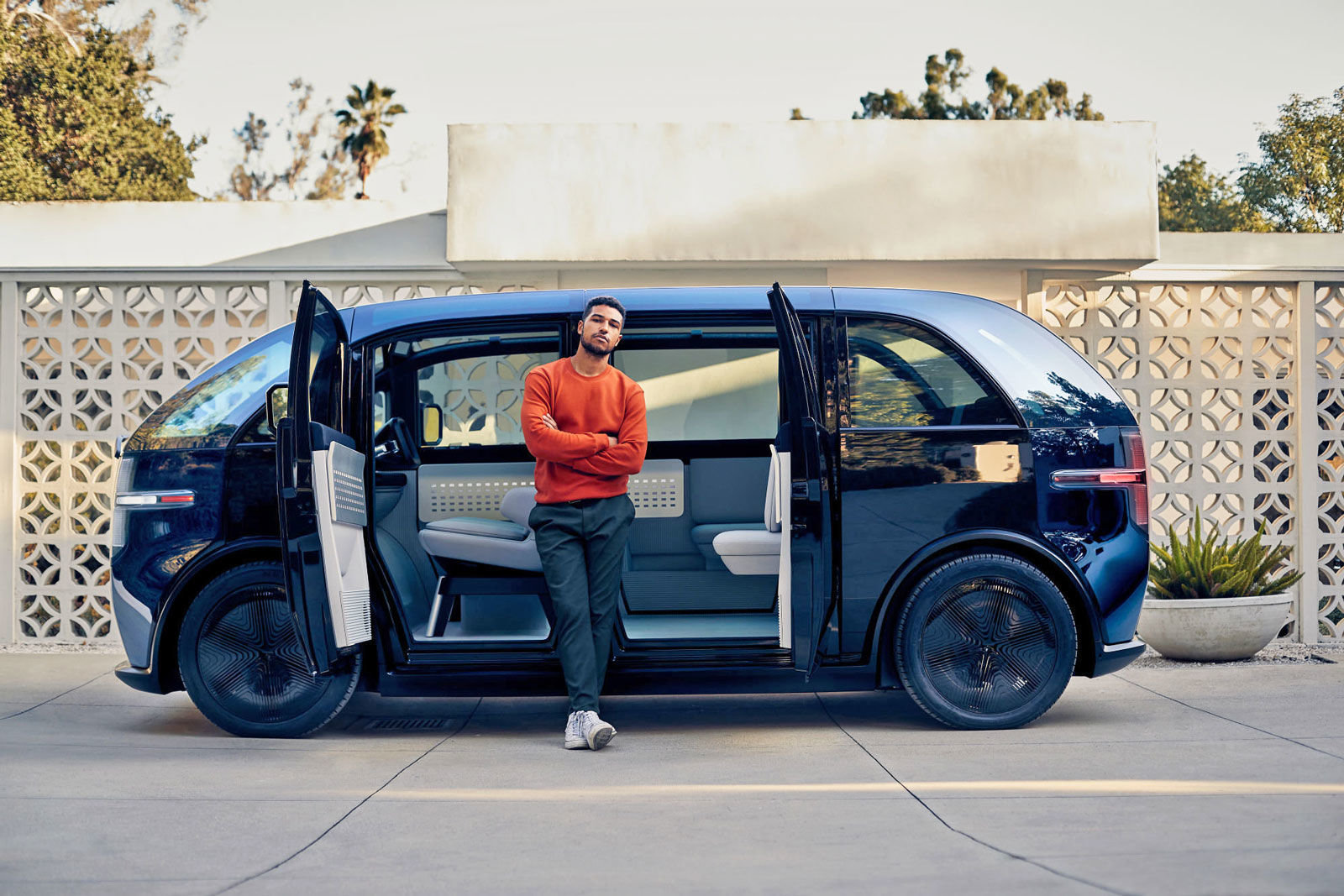 Netflix of cars. Canoo представила уникальный электромобиль с запасом ...