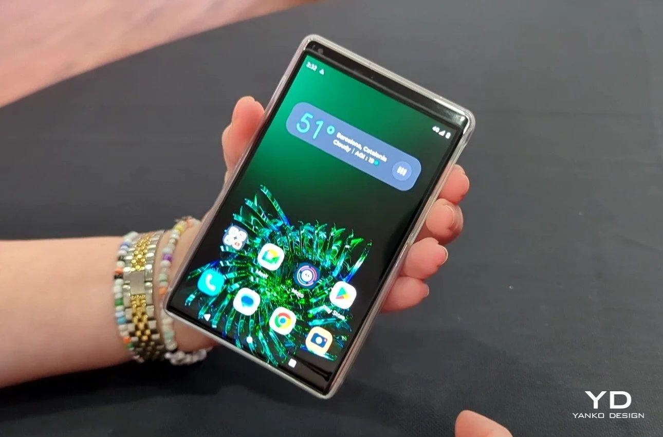 Lenovo представила на MWC смартфон и ноутбук с растягивающимися экранами