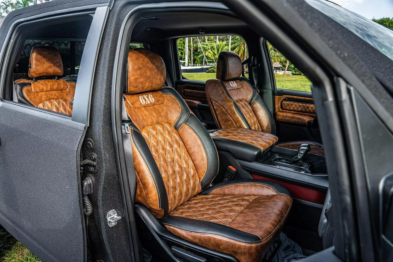 Пикап для апокалипсиса. Тюнинг-ателье Apocalypse показало шестиколесный ...