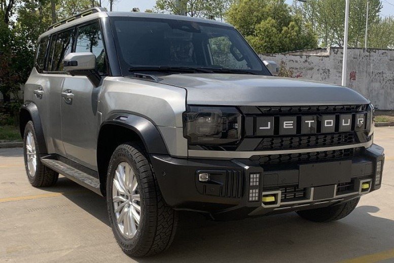 Большой, рамный, похожий на Range Rover Defender, но с вариатором и ...
