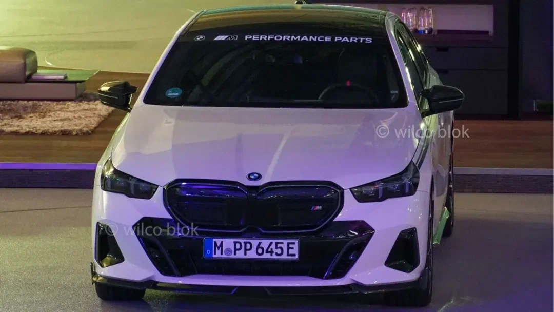 На фото засняли самую крутую новейшую BMW 5-series (G60) — она в обвесе ...