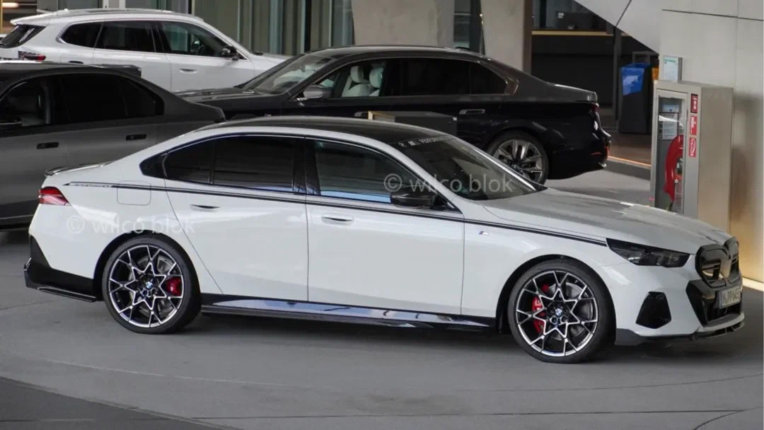 На фото засняли самую крутую новейшую BMW 5-series (G60) — она в обвесе ...