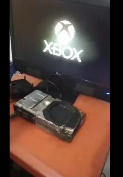 Ужасно обгоревшая в пожаре Xbox Series S продолжает работать. Приставка ...