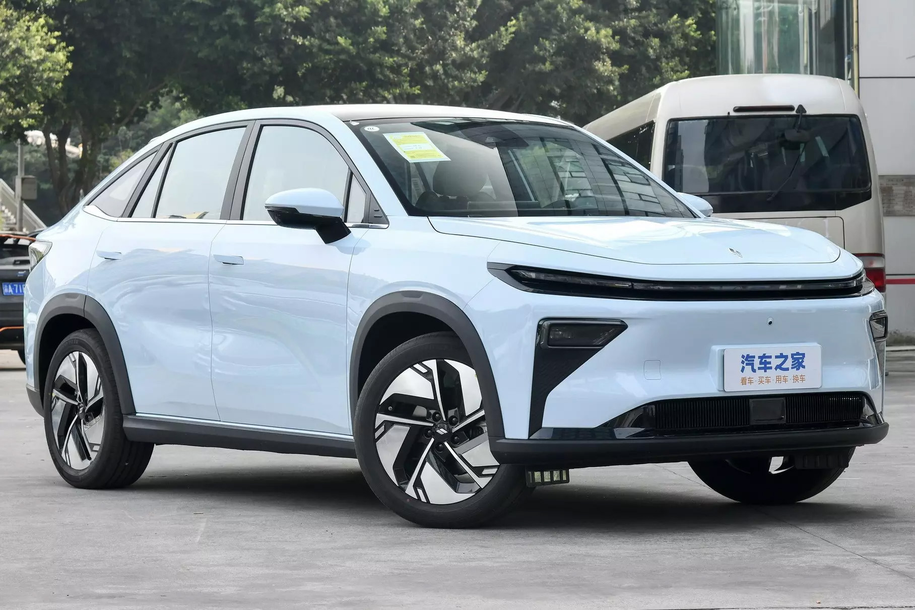 У Geely появился купе-кроссовер дешевле Tugella: Livan 7 оценили в ...