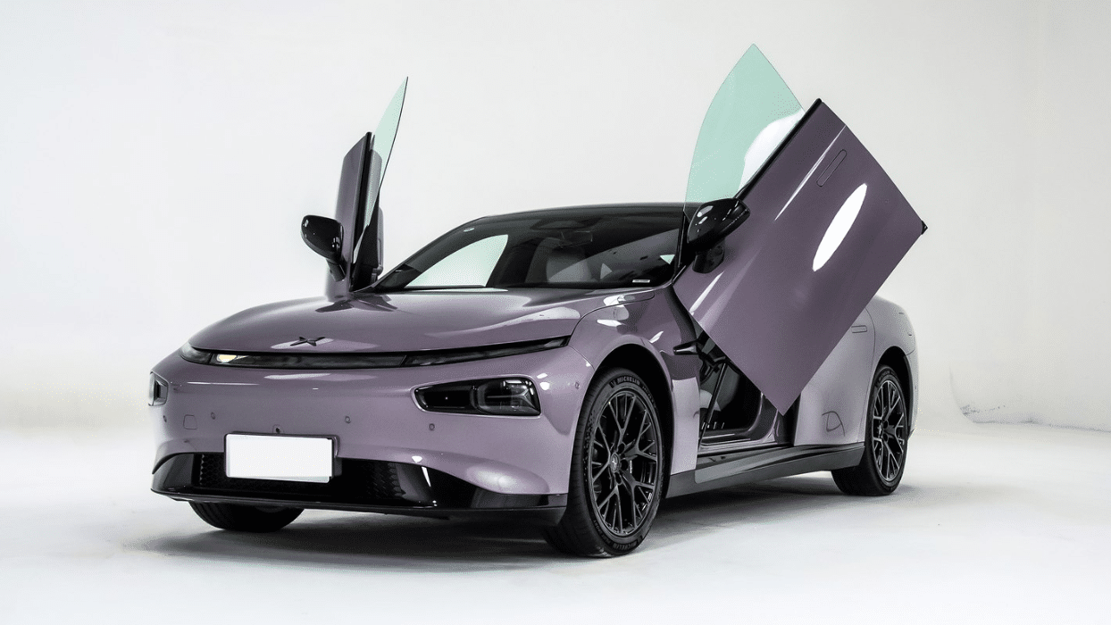 Двери-ножницы, MediaTek 5.0 и запас хода более 700 км. Представлен Xpeng P7i Wing Edition с ...