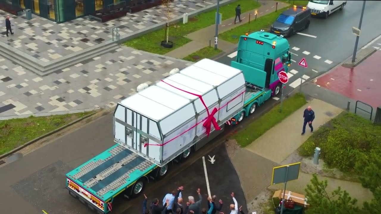 Intel показала, как выглядят 400 млн долларов в виде большой белой ...