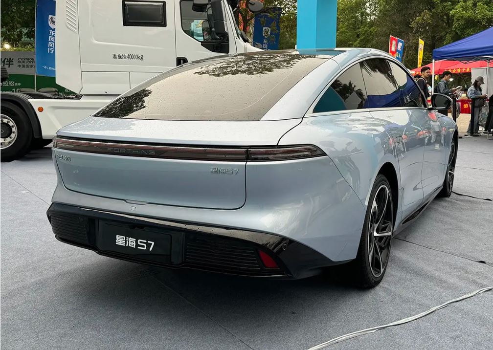 Китайцы продолжают повторять друг за другом. Новейший 5-метровый седан ...