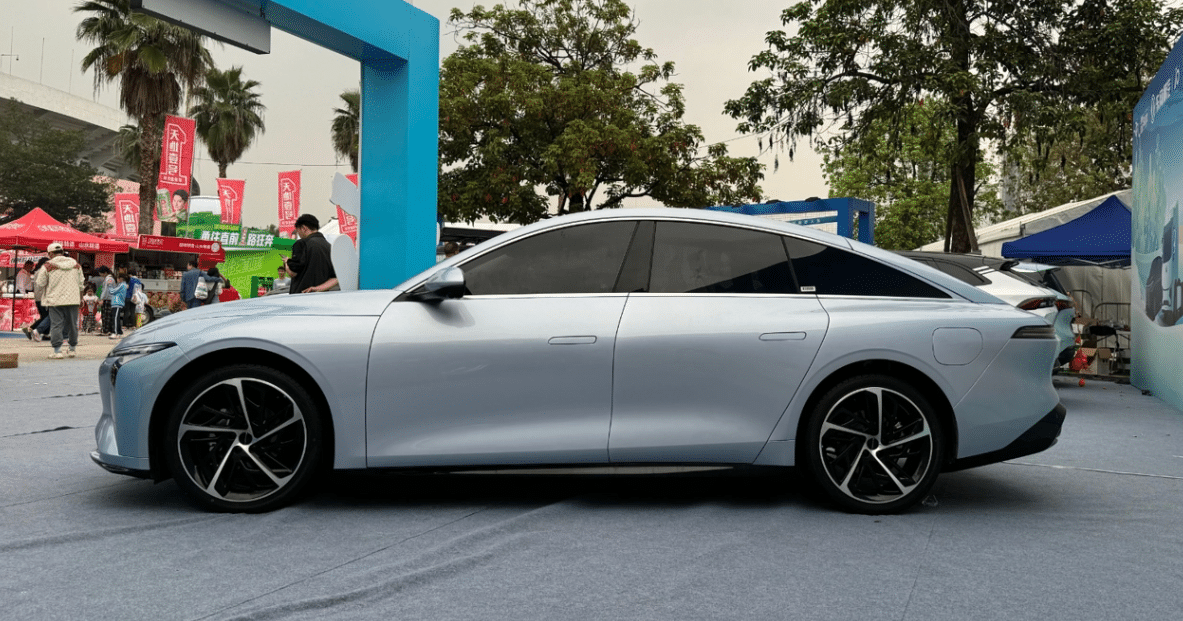 Китайцы продолжают повторять друг за другом. Новейший 5-метровый седан ...