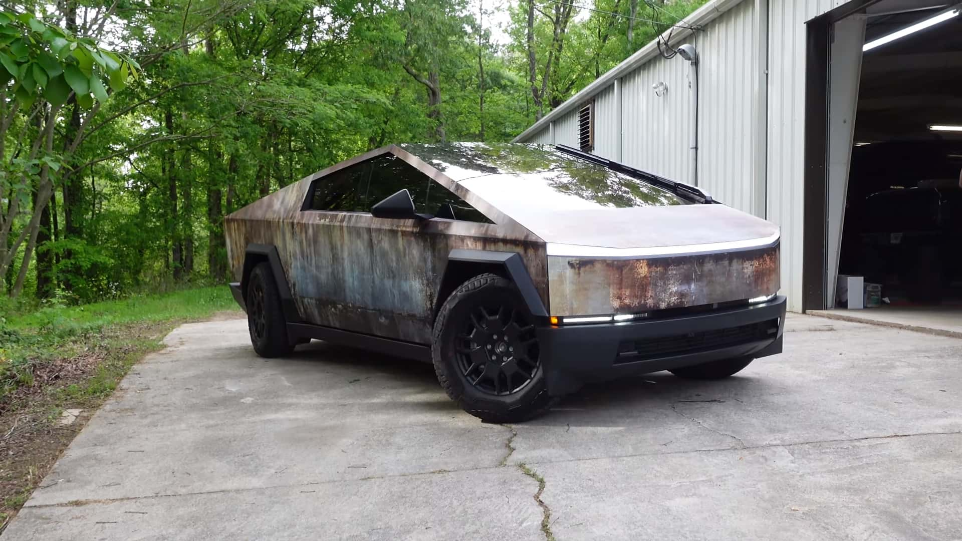 Самый «ржавый» Tesla Cybertruck показали вживую: автомобиль прошёл ...