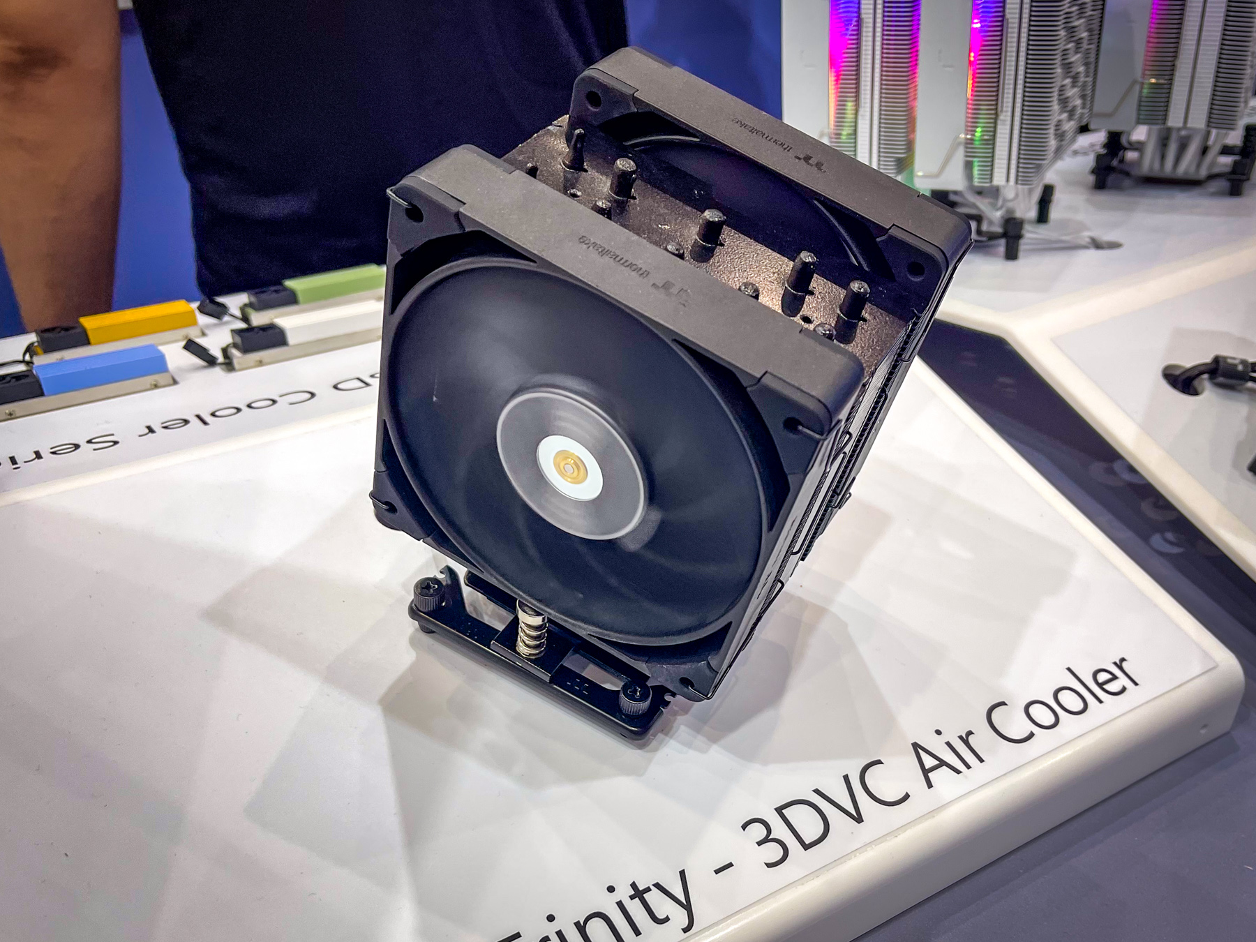 Thermaltake показала Project Trinity — прототип процессорного кулера с тепловыми трубками ...