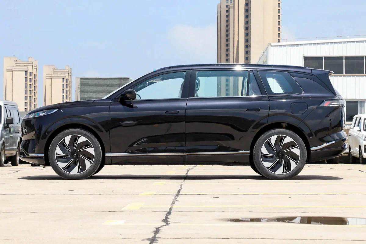 C дизайном Li Auto L9, просторным салоном и запасом хода 1300 км на ...