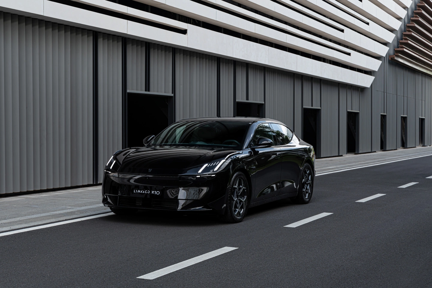 Брат Zeekr 001 с электромагнитной подвеской и огромным запасом хода. Представлен Lynk & Co Z10 ...