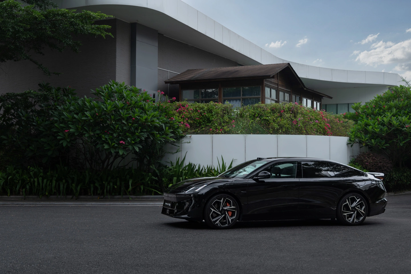 Брат Zeekr 001 с электромагнитной подвеской и огромным запасом хода ...