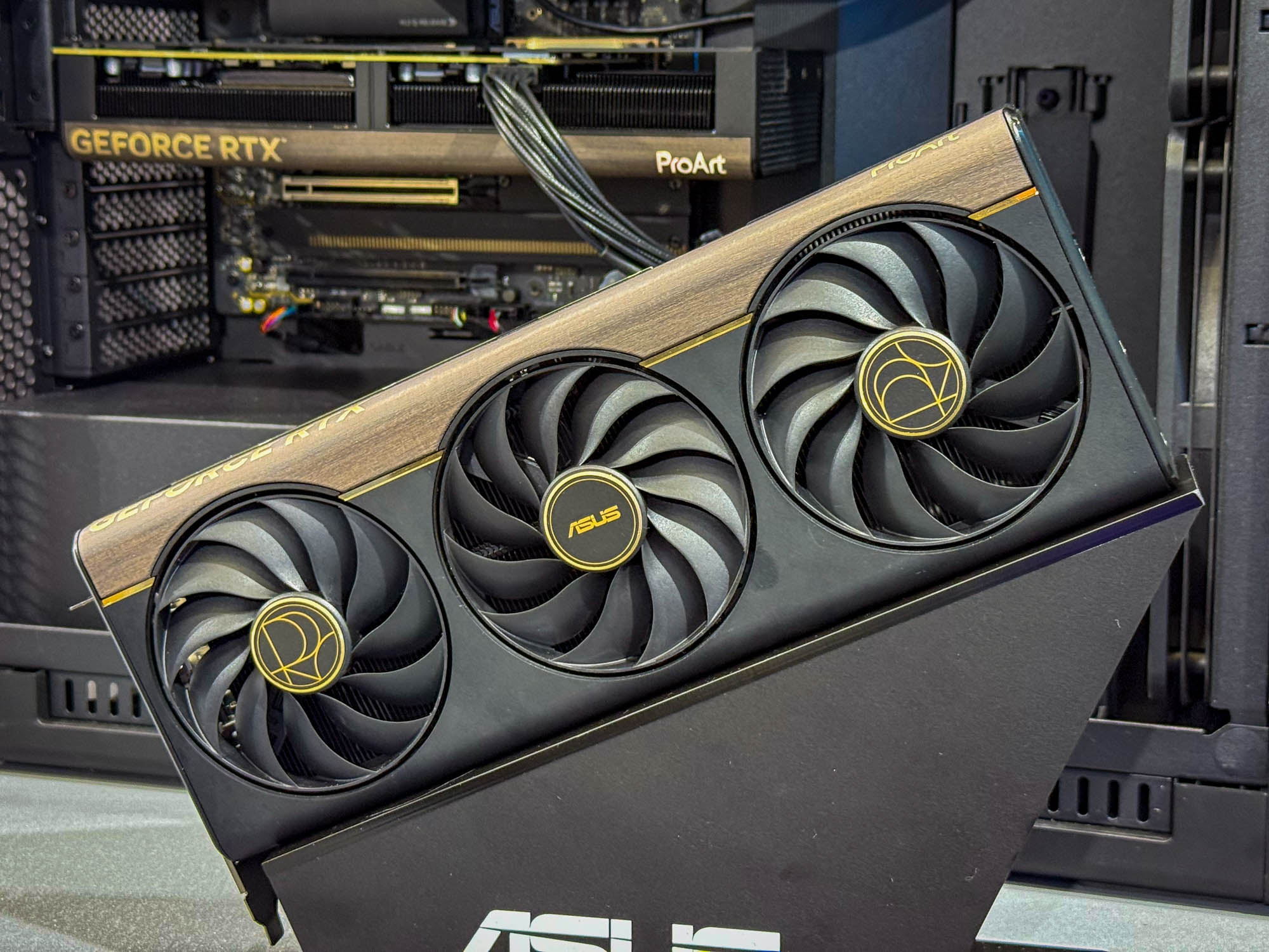 «Деревянная» видеокарта с SSD и USB-C. Asus представила не самую ...