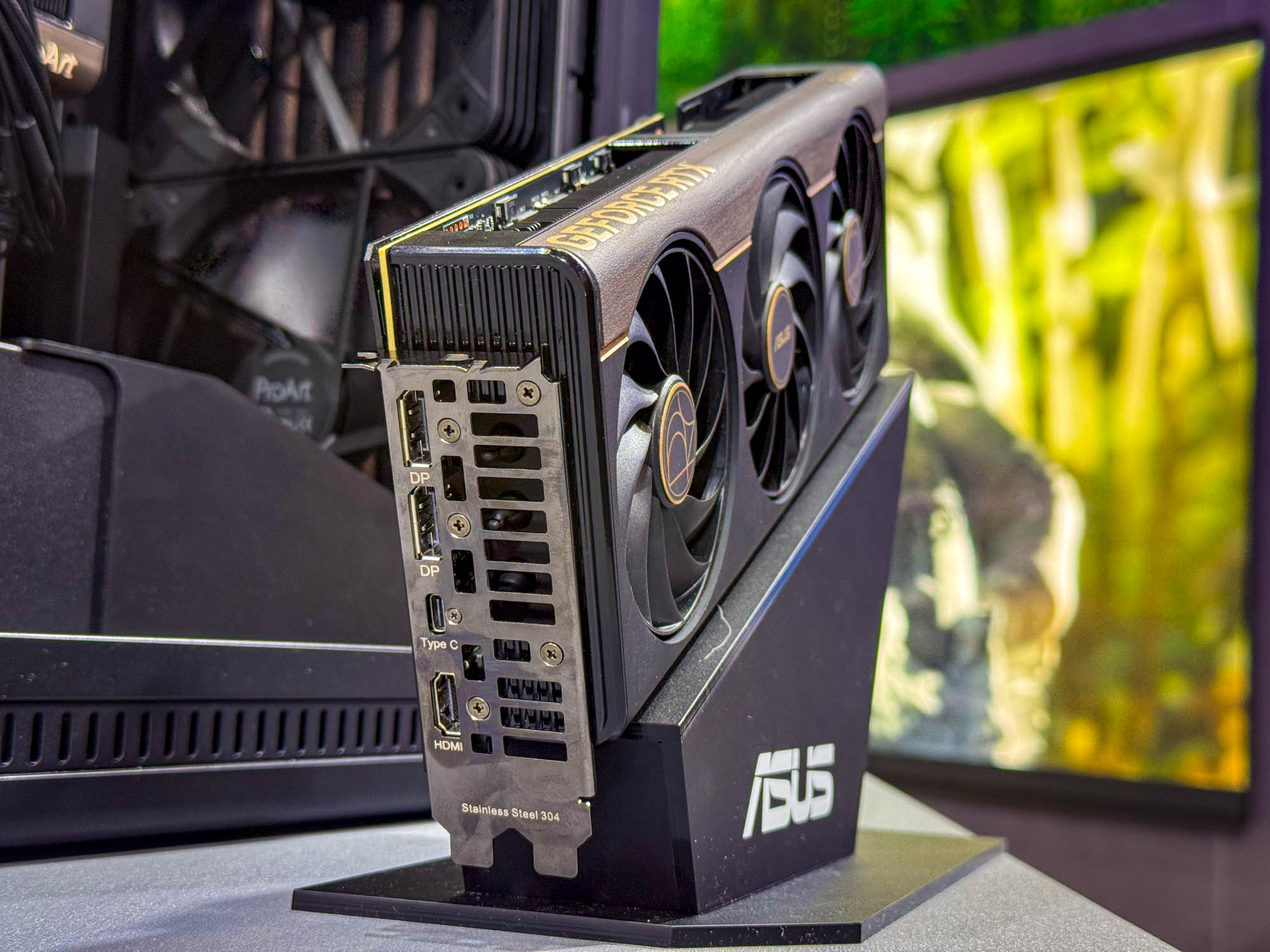 «Деревянная» видеокарта с SSD и USB-C. Asus представила не самую ...