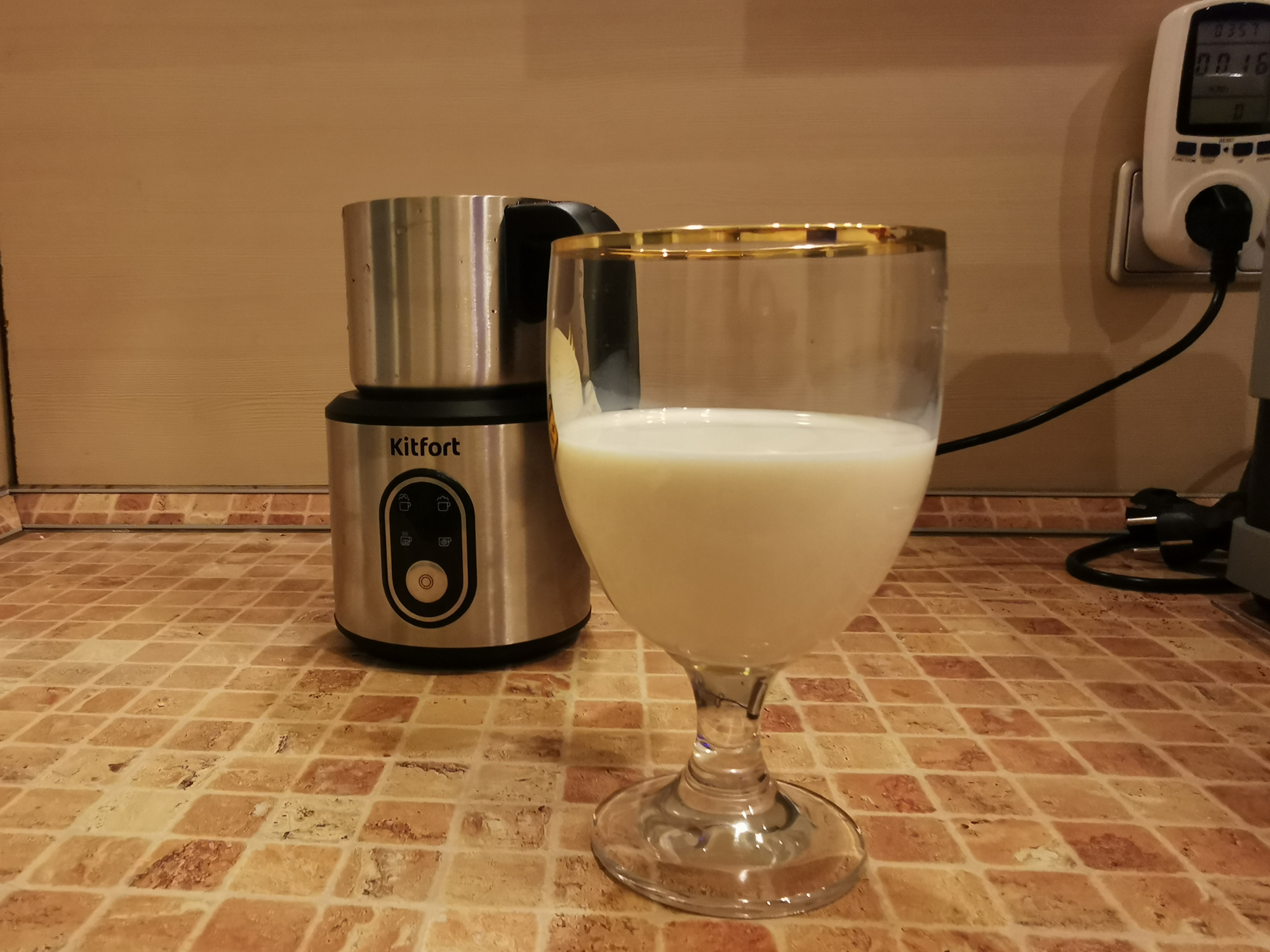 Обзор капучинатора Kitfort KT-794: удобный прибор с магнитными насадками