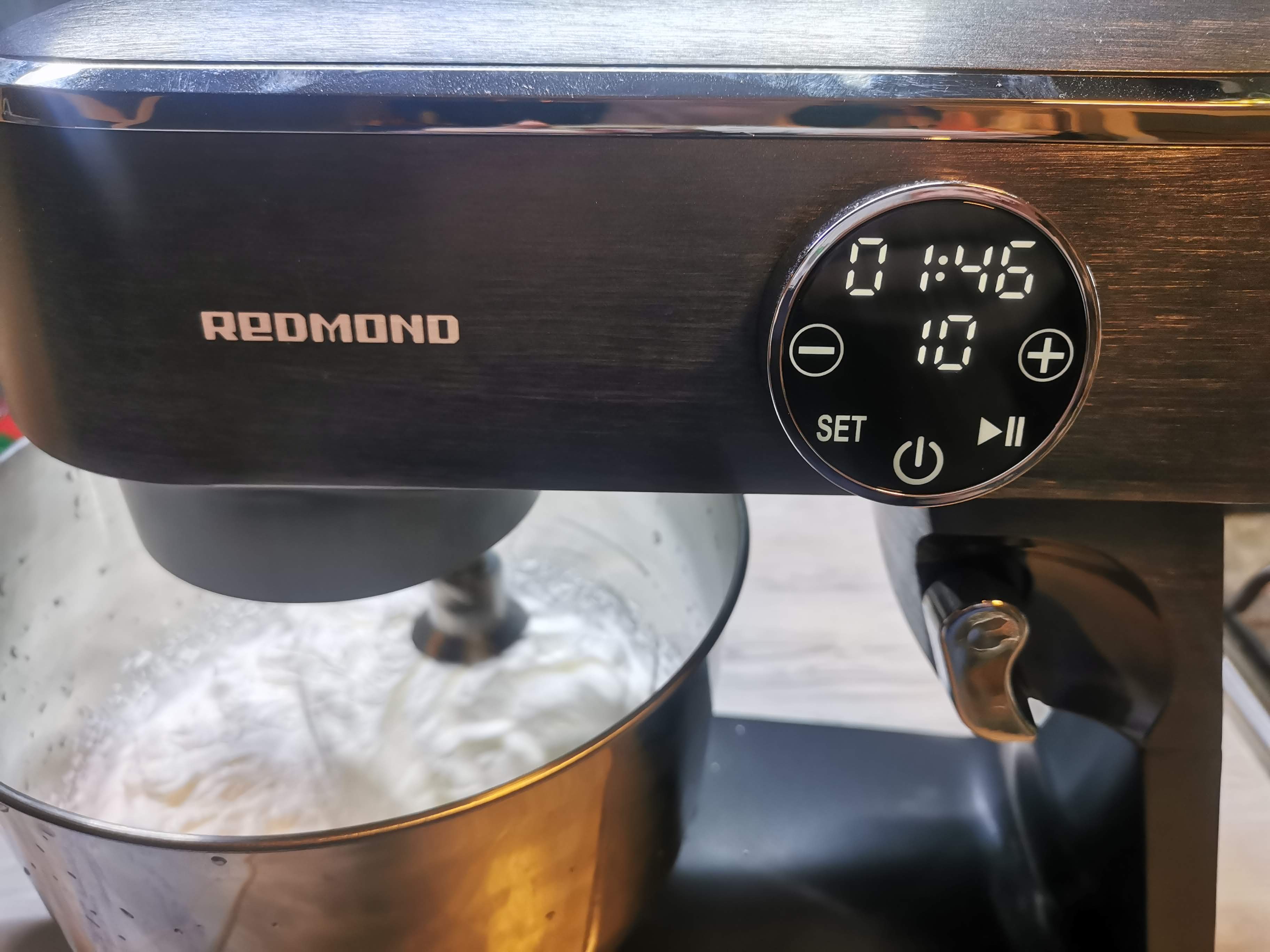 Обзор планетарного миксера Redmond FM602