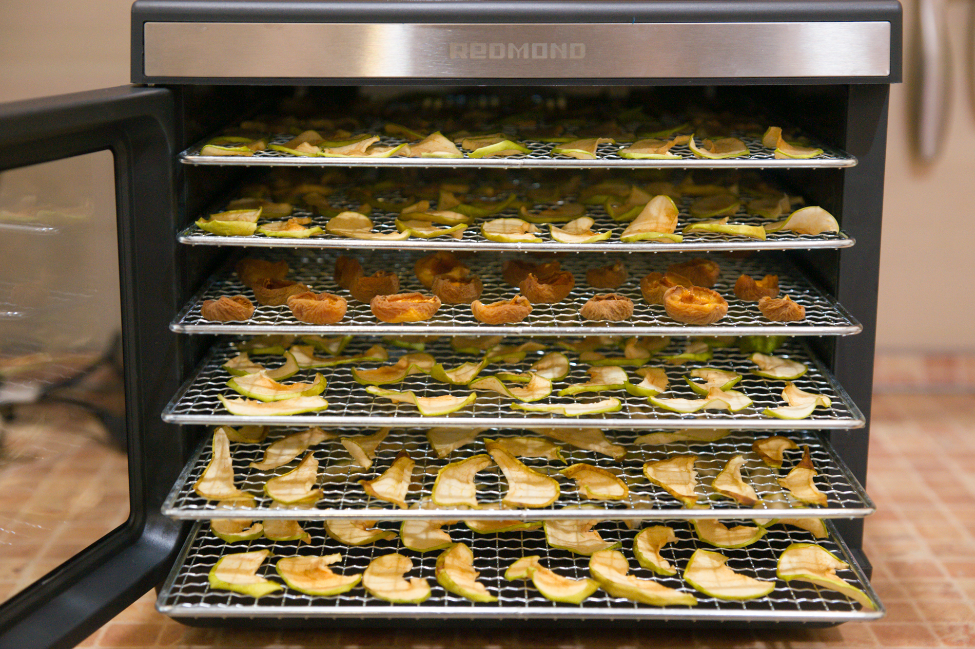 Обзор электросушилки для овощей и фруктов Redmond FD1105