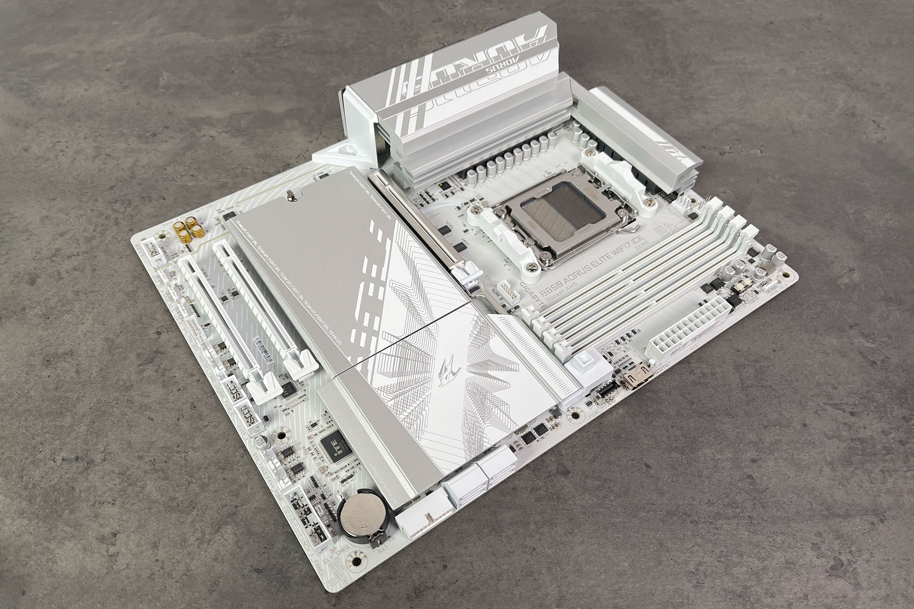 Обзор материнской платы Gigabyte B850 Aorus Elite WiFi7 Ice на чипсете ...