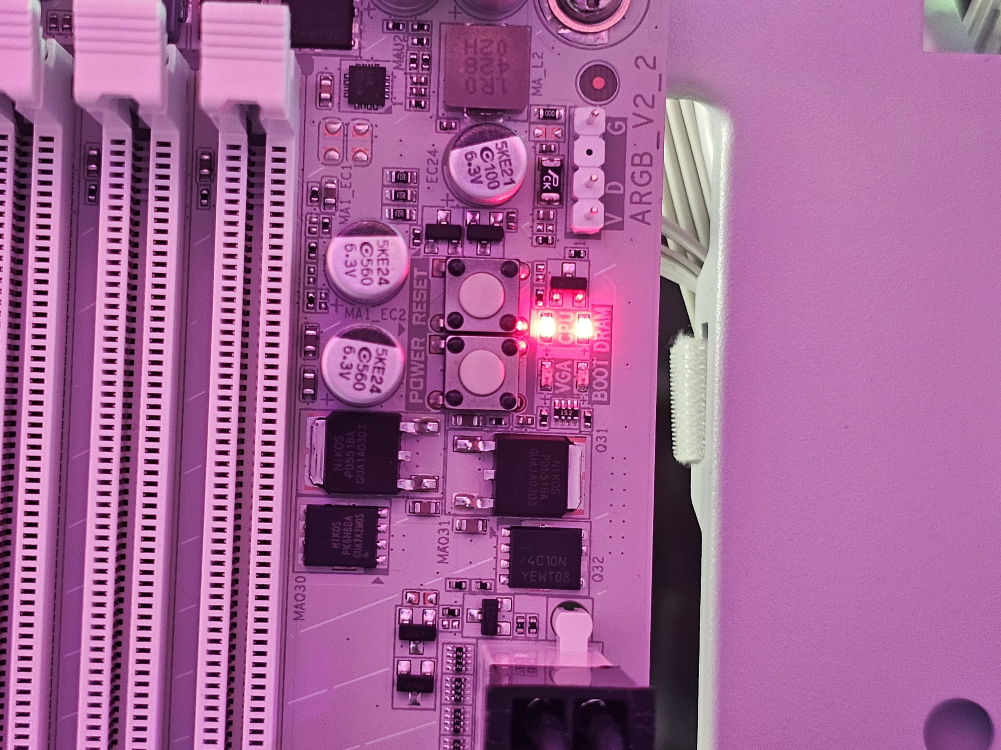 Обзор материнской платы Gigabyte B850 Aorus Elite WiFi7 Ice на чипсете ...