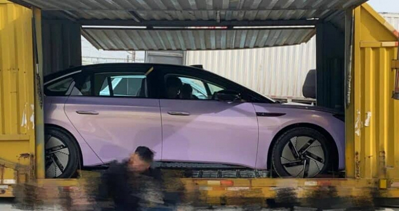 1000 км без подзарядки, разгон от 0 до 100 км/ч за 3 с и 5D-экран. Hongqi E001 показали вживую