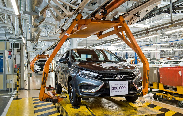 С конвейера сошел уже 200 000-й автомобиль Lada в 2024 году. Что это за ...