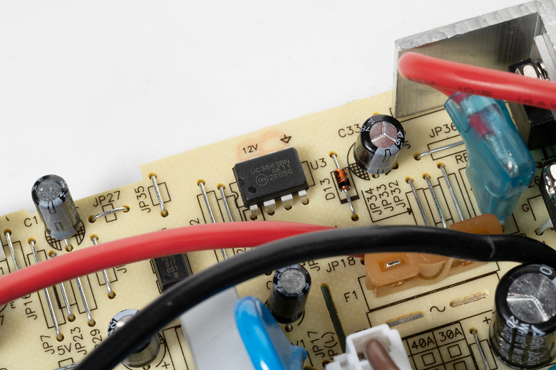 Обзор компактного и недорогого ИБП Vertiv Liebert itON 600 VA с линейно ...