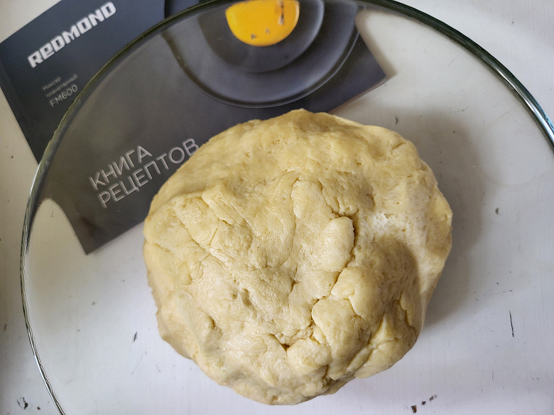 Обзор планетарного миксера Redmond FM600