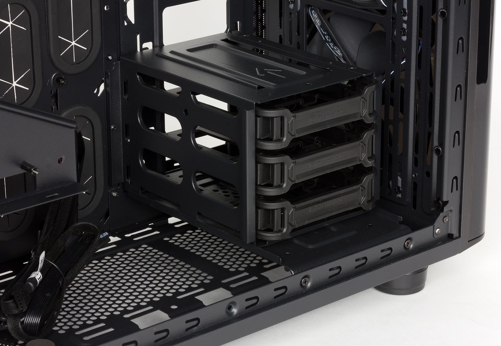 Фотографии и технические характеристики корпуса Thermaltake View 31