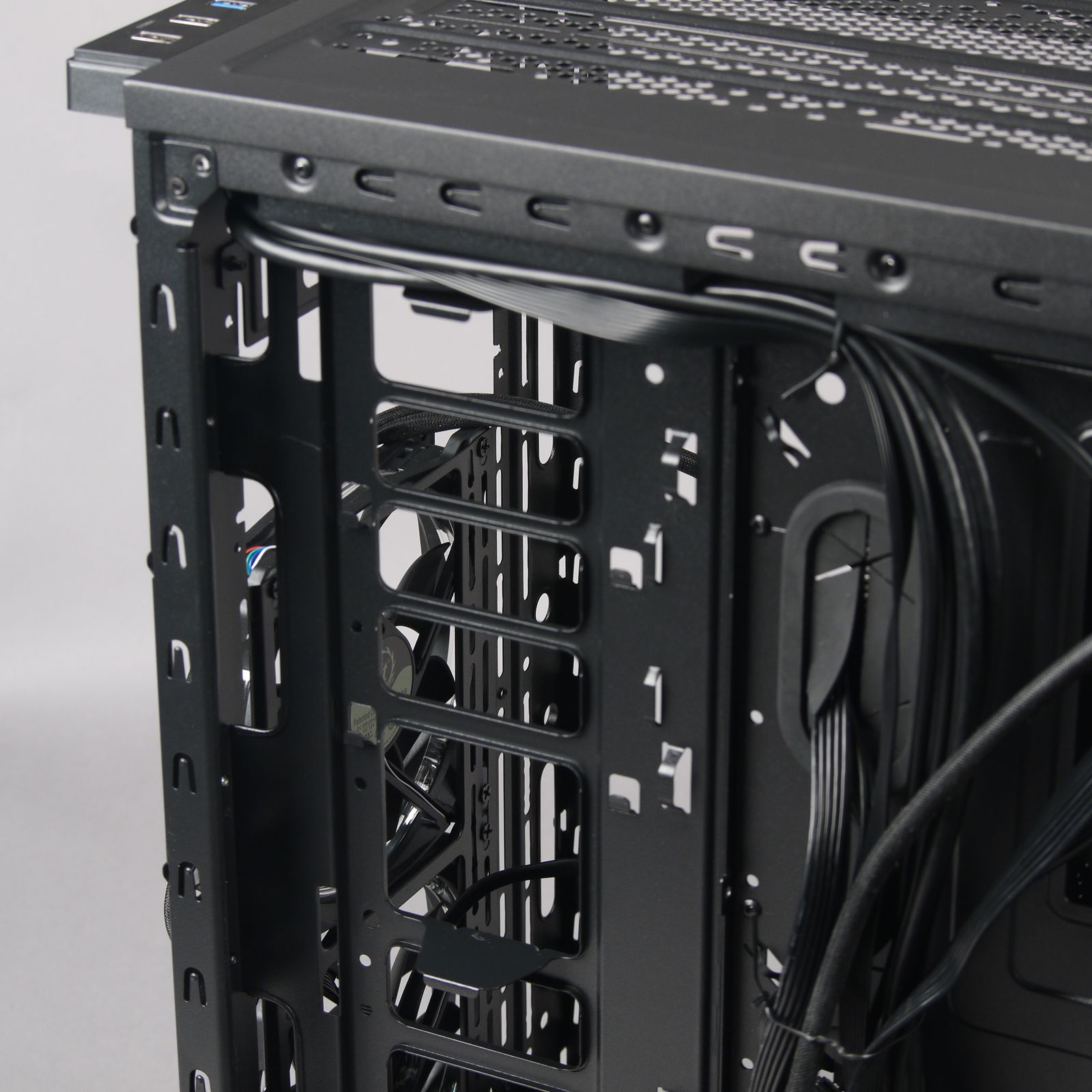 Фотографии и технические характеристики корпуса Thermaltake View 31